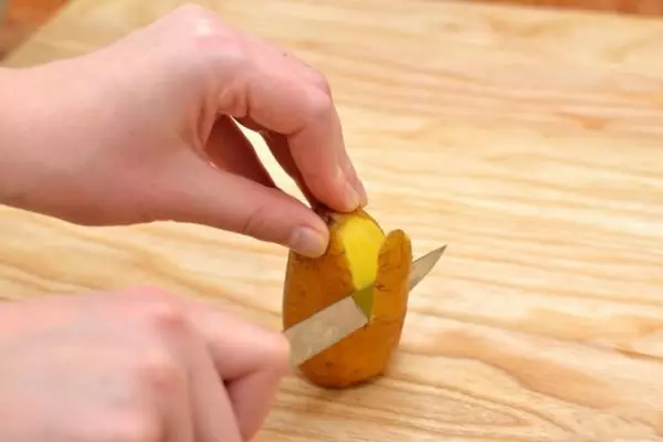 Purificarea cartofilor cu un cuțit