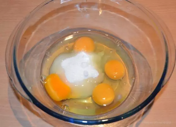 تخم مرغ با شکر در کاسه