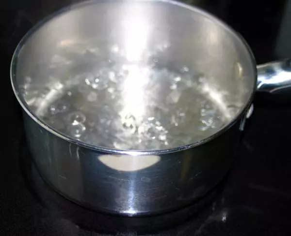 მდუღარე წყალში saucepan