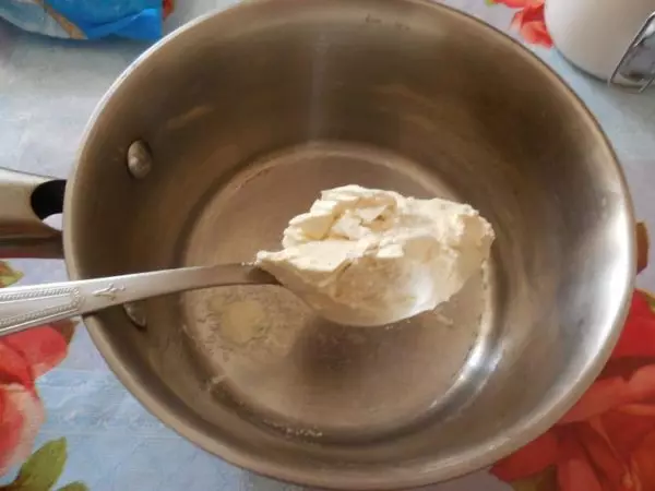 A cikin saucepan sa bushe madara