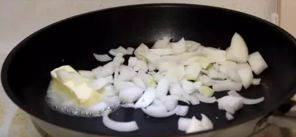 在煎鍋中的洋蔥和黃油