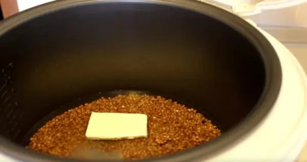 蕎麥用水和黃油在一碗多捲軸上