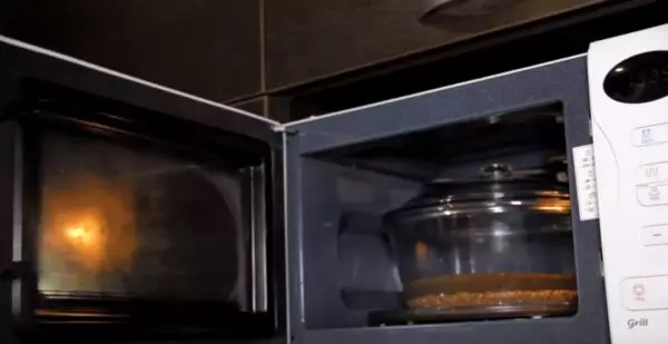 Zdjela s heljdom u mikrovalnoj pećnici