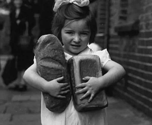 La ragazza porta una pagnotta di pane e pagnotta