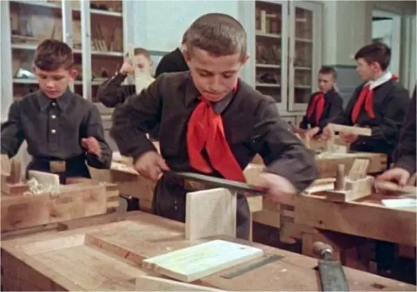 Lezione del lavoro nei ragazzi nella scuola sovietica