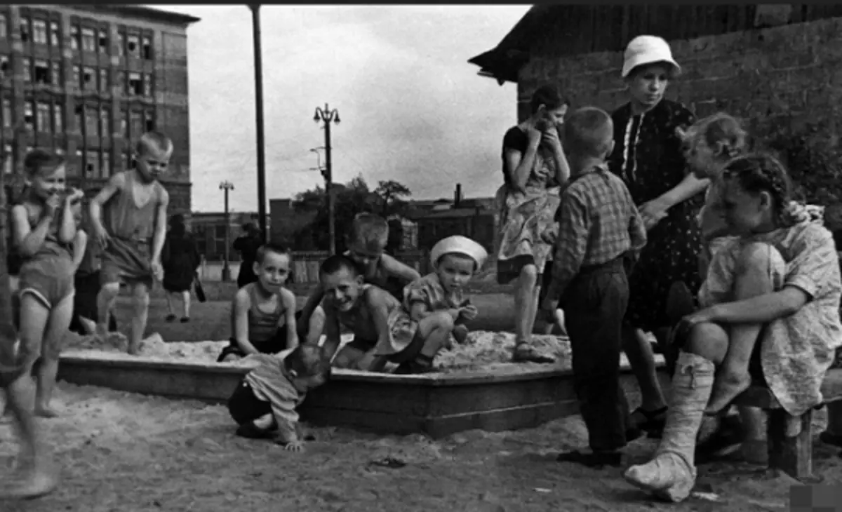 I bambini sovietici giocano nel cortile