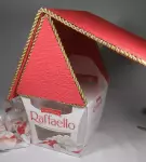 Casa de la Rafaello cu un acoperiș roșu