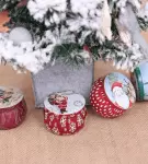 Lådor med Montpanne under julgran