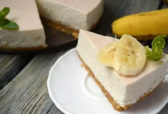 Ein Stück Kuchen mit Banane