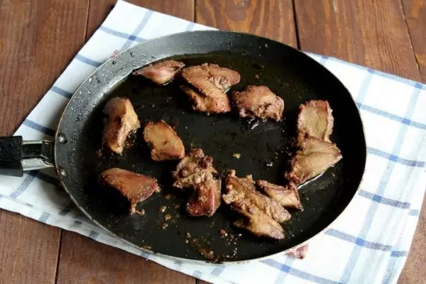Foie de poulet rôti dans une casserole