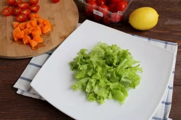 Awọn ege saladi saladi lori awo funfun square