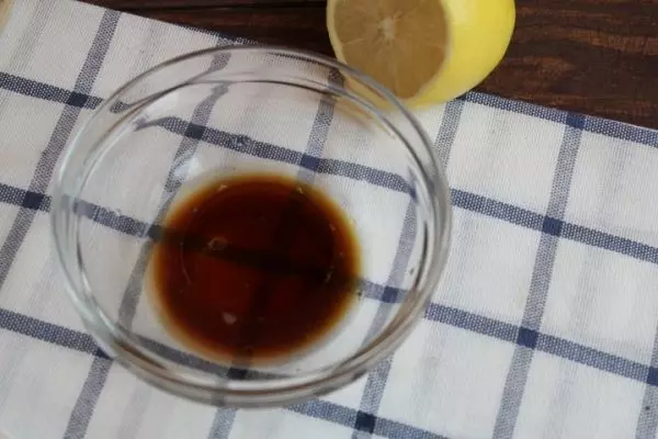 Sauce de citron et de soja dans un petit réservoir de verre