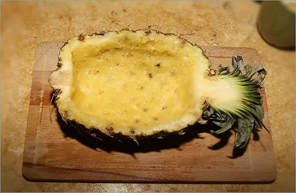 Příprava ananasu pro salát