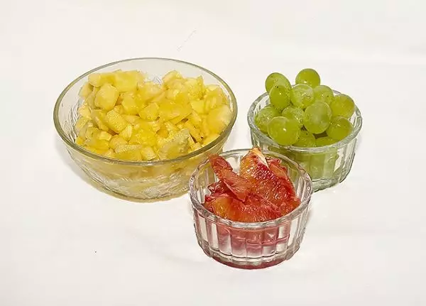 Ananas kuber, gröna druvor och bitar av renad grapefrukt