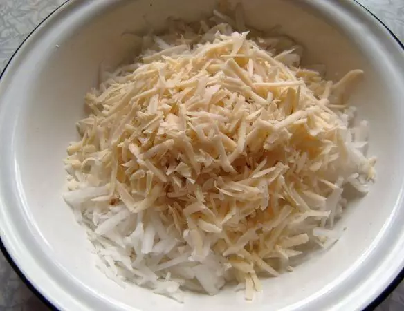 Zakřivený tvrdý sýr s Daikon a kuře v misce