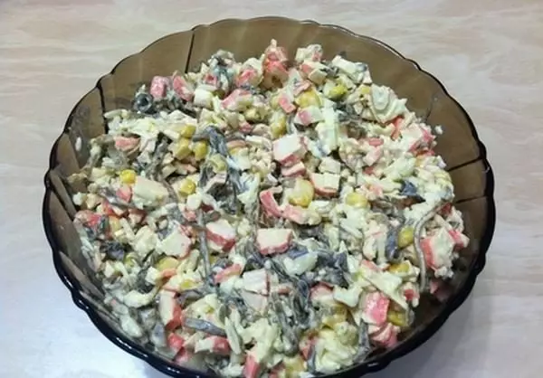 Salad penyepit kepiting dan kubis laut dalam mangkuk kaca