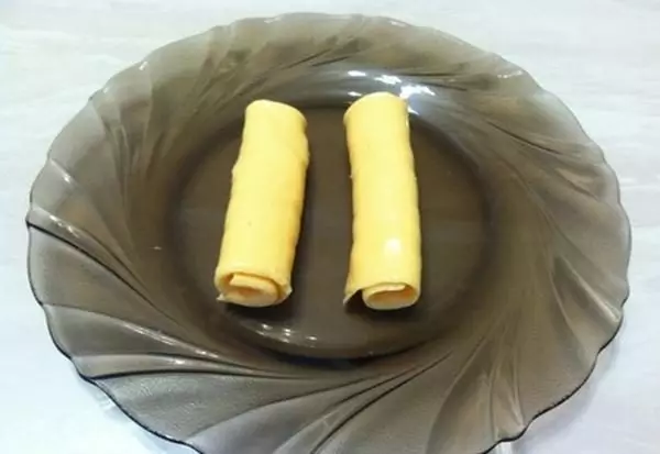 Presavijeni u peciva ploča od topljenog sira na tanjuru