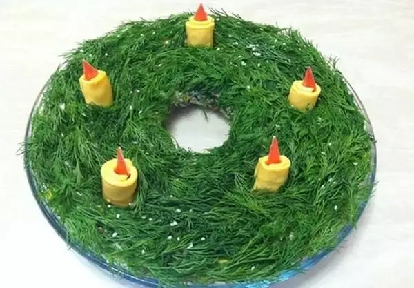 Salade festive sous la forme d'une couronne de Noël