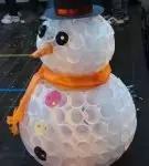 Snowman iz plastičnih kozarcev