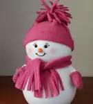 Sniegavīrs, kas izgatavots no putu bumbiņām