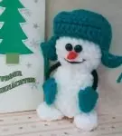 вязаный снегавік ў шапцы