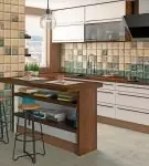Smėlio ir žalios plytelės virtuvėje