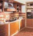 Bruine tegel op de muren en semi-keukens