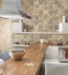 מטבח, שבו אחד הקיר מעוטר עם אריחים עם דפוסים