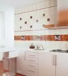 Kuchnia z jedną ścianą, zdobione płytki kwadratowe