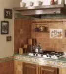 Кујна со плочки во кафеави и зелени бои