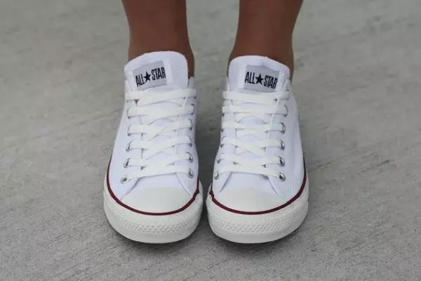 თეთრი sneakers