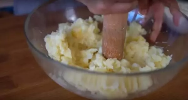 Fandenie zemiakov v miske