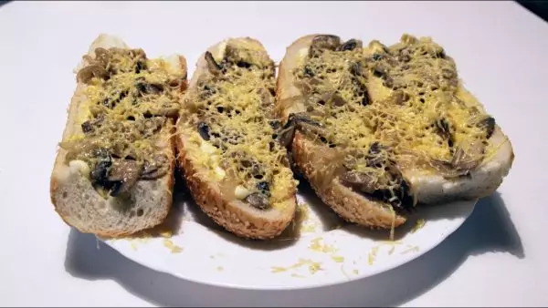 Sandwichs chauds avec des champignons et des œufs