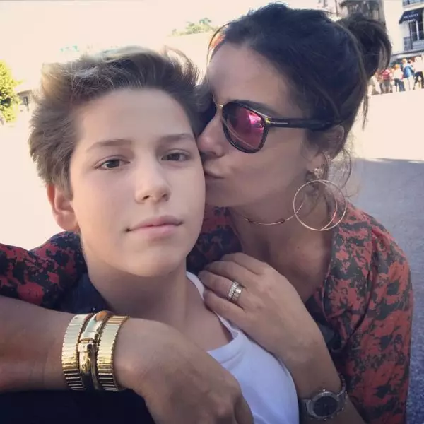 與她的兒子的Giovanna Antonelli