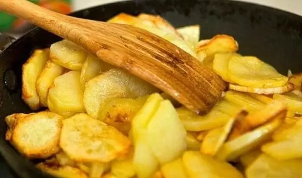 Stekt potatis i en panna