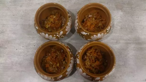 Vexetais asados ​​con carne en potas de cerámica