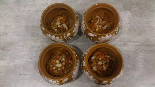 Viande, légumes grillés et ail haché dans des pots en céramique
