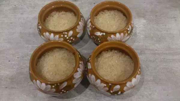 Ceramic pots na may bigas