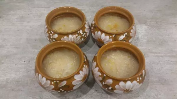 Vízzel lebegő nyers rizs kerámia edényekben
