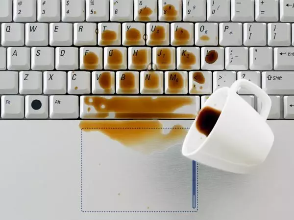 Spildt kaffe på en bærbar computer