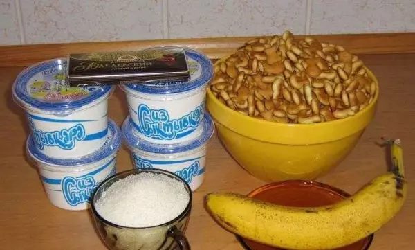 Крекери, банан, заквасена сметана и захар