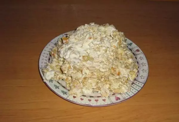 Cracker in panna acida sul piatto