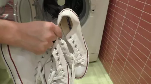 Սպորտային կոշիկներ լվացքի մեքենայում