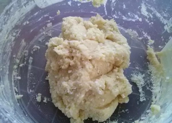 Dough pour les beignets caillé dans de grands récipients en plastique