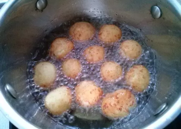 Beignets caillé dans une casserole avec huile bouillante