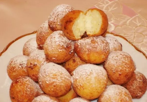 Sprinkled Powdered Cottage Cheese Donuts lautaselle
