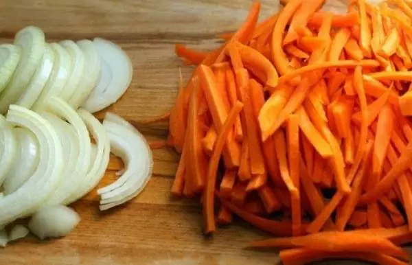 कटा हुआ प्याज और गाजर