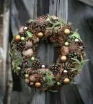 Kirsimeti wreath tare da bumps