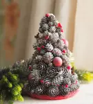 Vianočný strom z kužeľov
