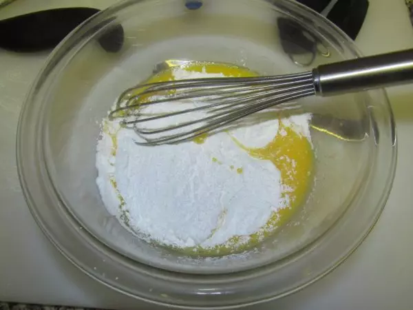 Frustando uova con farina